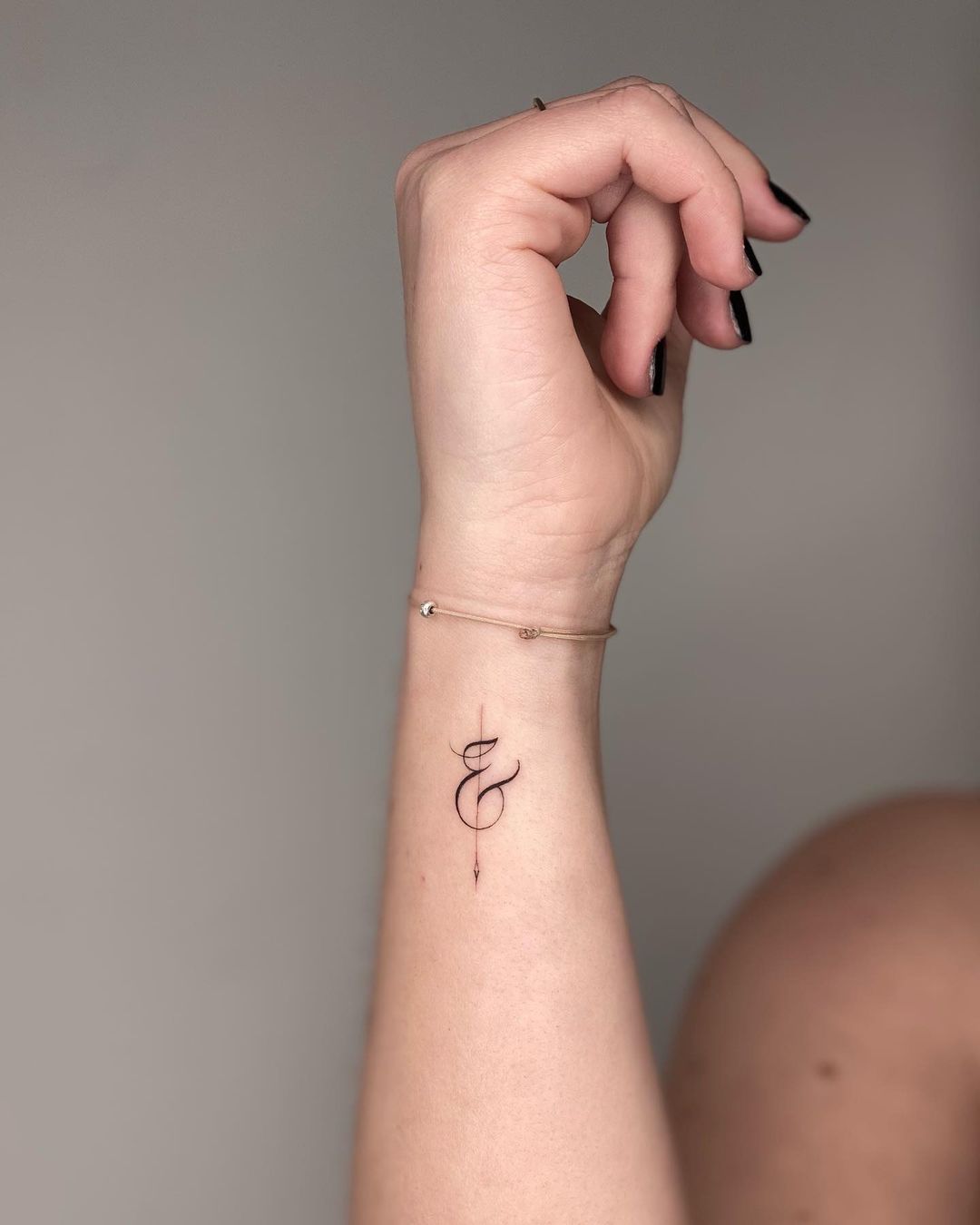 Unique and Meaningful Small Tattoo Ideas for Women: Simple Black ...