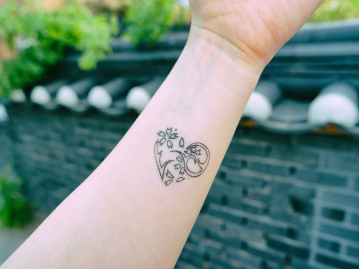 Unique and Meaningful Small Tattoo Ideas for Women: Simple Black ...