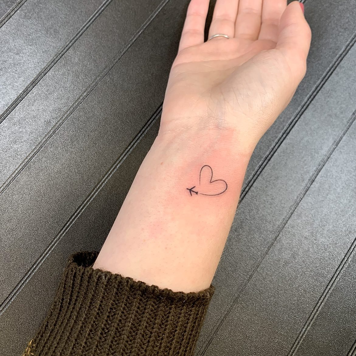 Unique and Meaningful Small Tattoo Ideas for Women: Simple Black ...