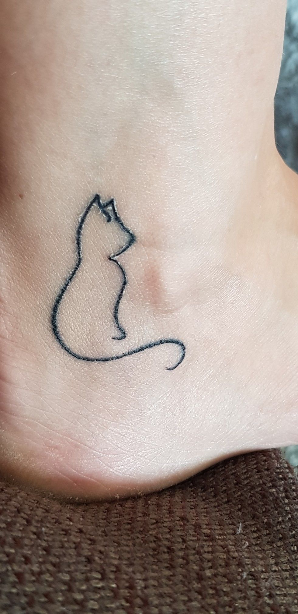 Line Cat Tattoo Ideas: Simple, Minimalistic Designs for Small, Bold ...