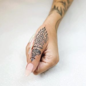 Elegant Hand Tattoos for Women: Unique Designs & Feminine Motifs
