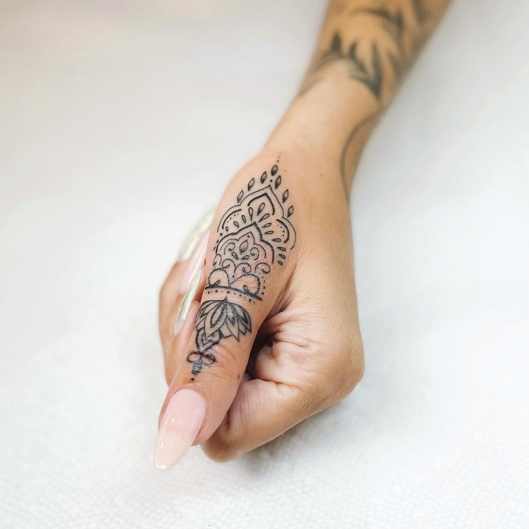 Elegant Hand Tattoos for Women: Unique Designs & Feminine Motifs