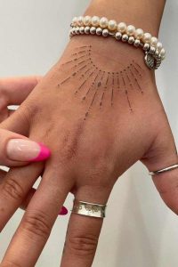 Elegant Hand Tattoos for Women: Unique Designs & Feminine Motifs
