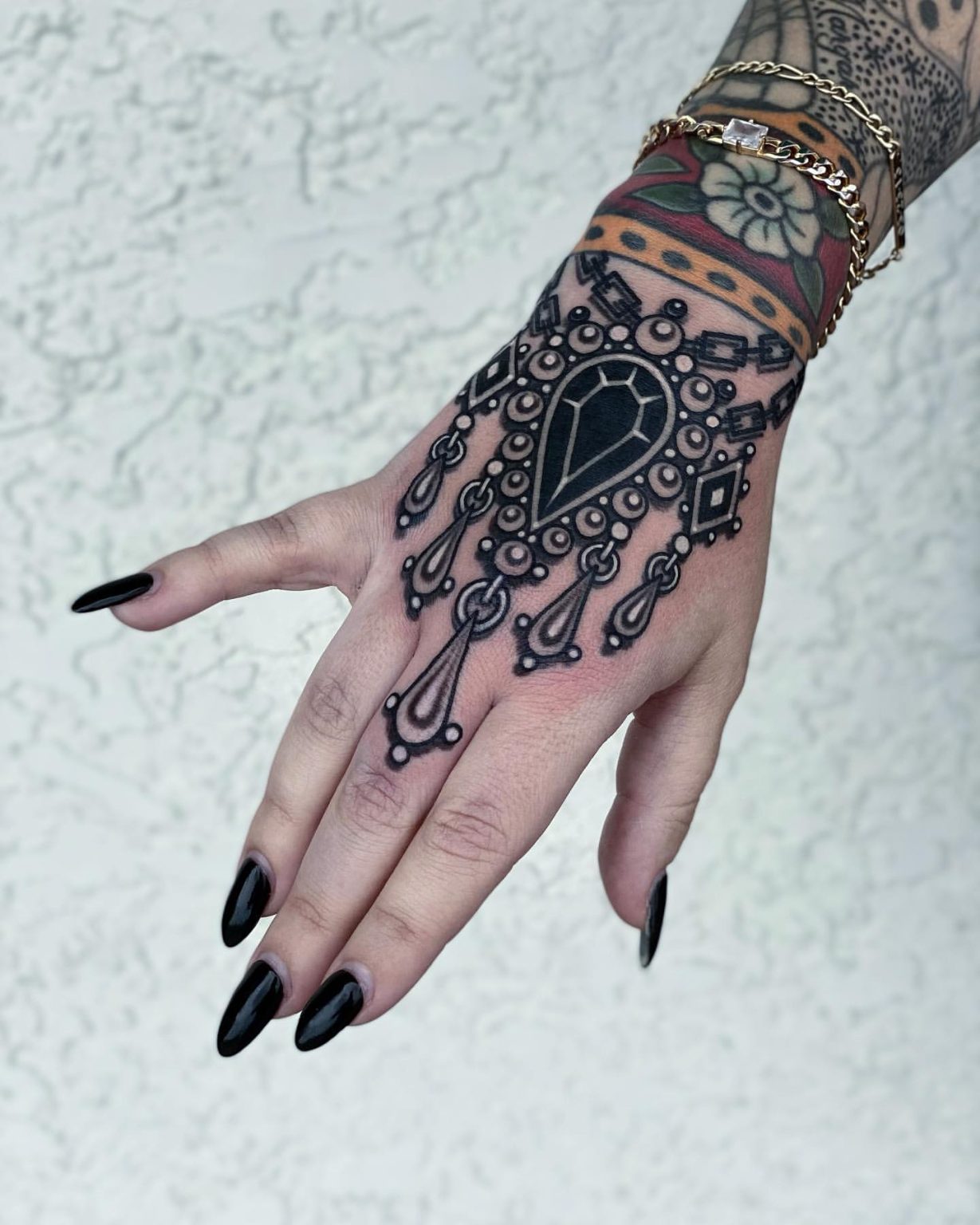 Elegant Hand Tattoos for Women: Unique Designs & Feminine Motifs
