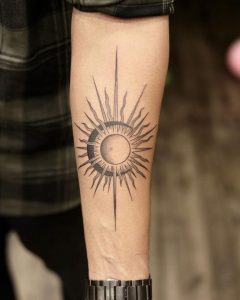 25 Sun Tattoo Ideas 2025: Unique, Minimalist, Rising, Half Sun Half ...