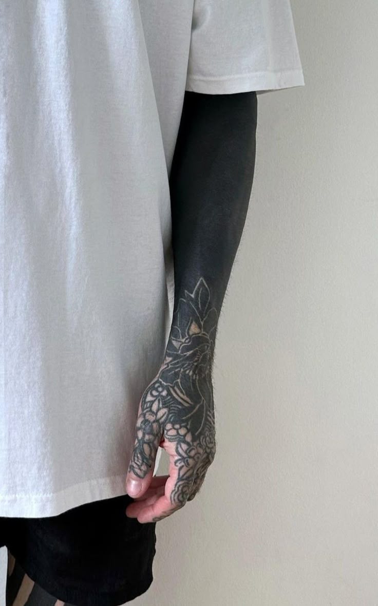 21 Blackout Tattoo Ideas 2025: Full Body, Forearm, Arm, Shoulder With ...