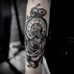 27 Meaningful Clock Tattoo Ideas 2025 With Roman Numeral Drawing, Time ...
